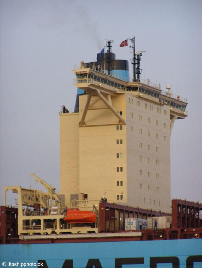 UPER CONTAINER SHIPS – By Des Kelly